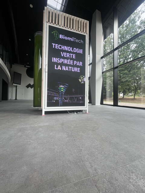BiomiTech primé au CES 2025 pour BioADS : des panneaux d'affichages qui ...